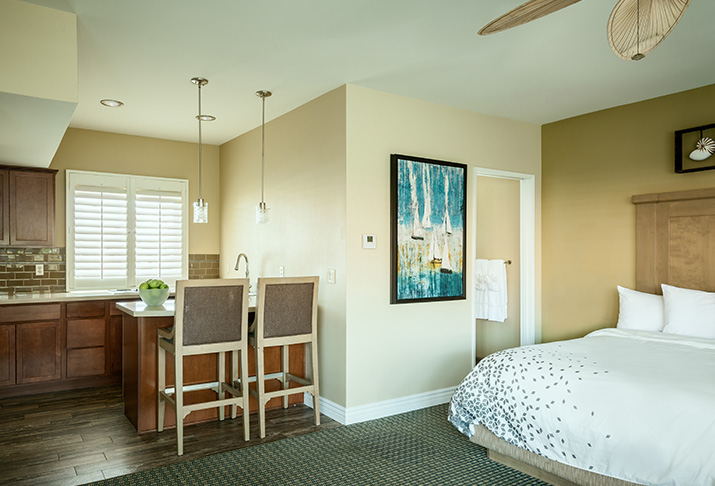 Beachside San Diego Hotel with Pool | Pacific Shores Inn